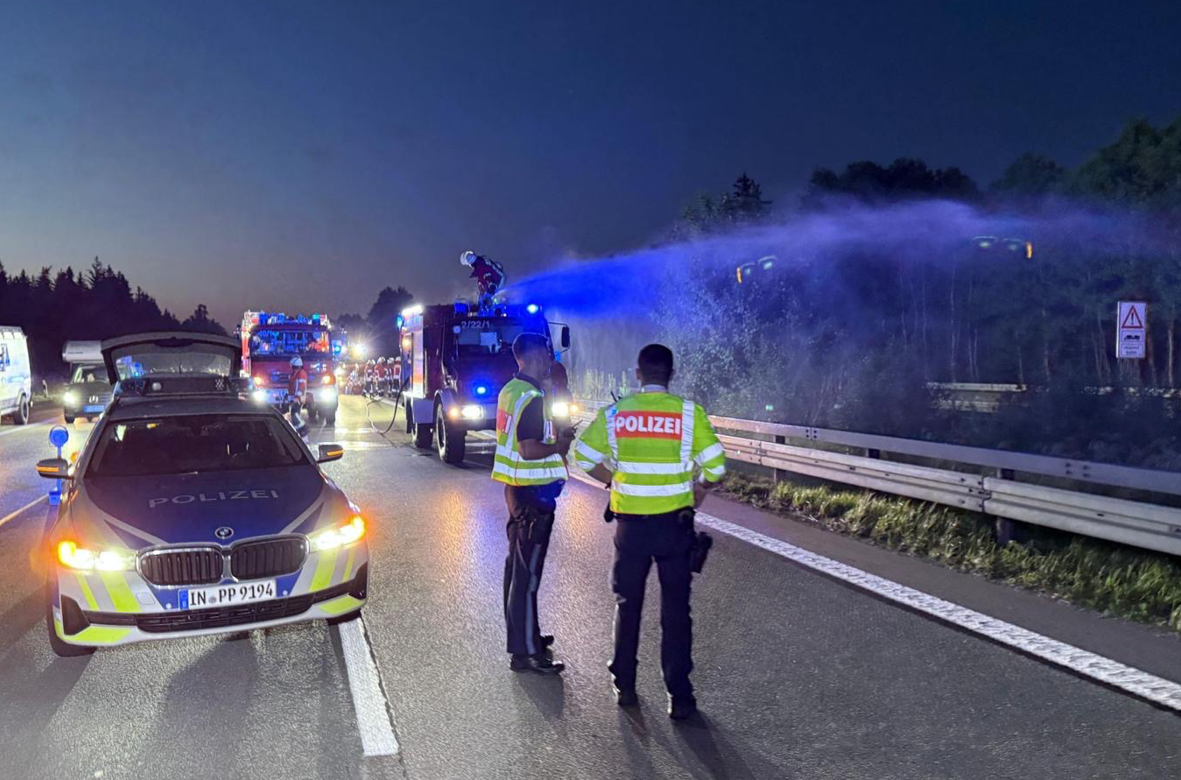 Flächenbrand auf der A99 – B304